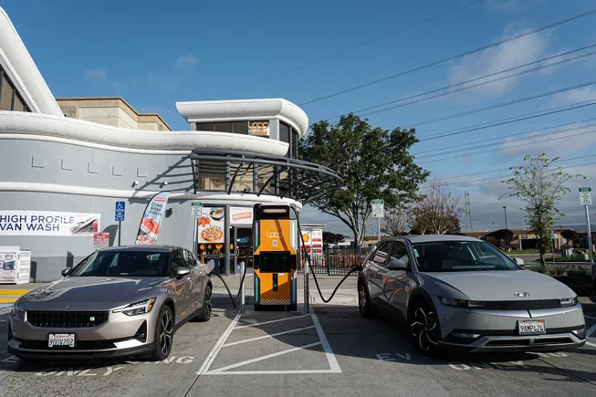 Loop Neighborhood Market launches EV charging program | C-Store Dive