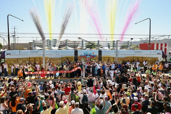 $1.34B Phoenix light rail expansion opens | Construction Dive