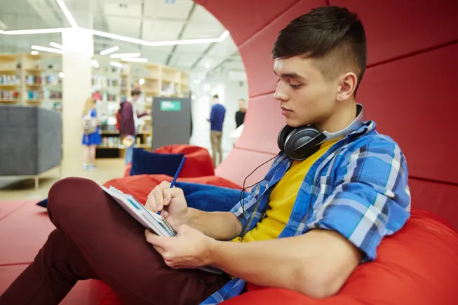 Why more workplaces are simplifying their employee dress codes | HR Dive