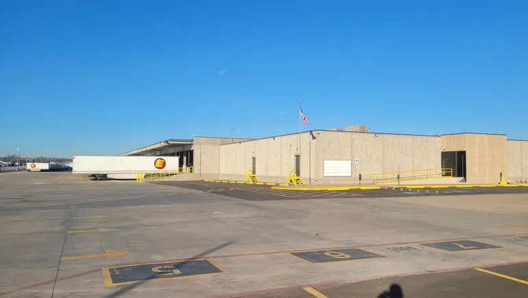 Estes opens 200-door LTL terminal in Texas | Trucking Dive