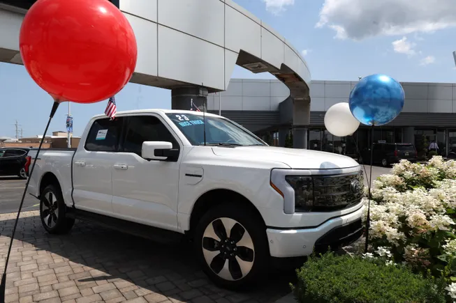 Ford eases dealer requirements to sell EVs after pushback | WardsAuto