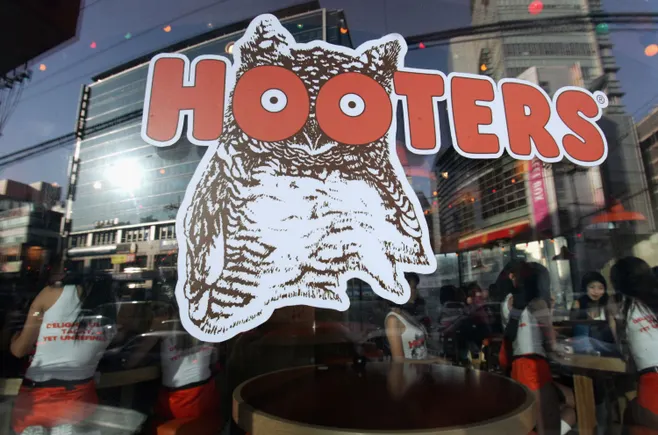 How Hooters’ CPO helps employees spread their wings | HR Dive
