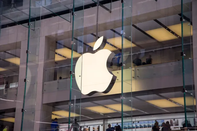 Apple shareholders battle with executives over diversity | HR Dive