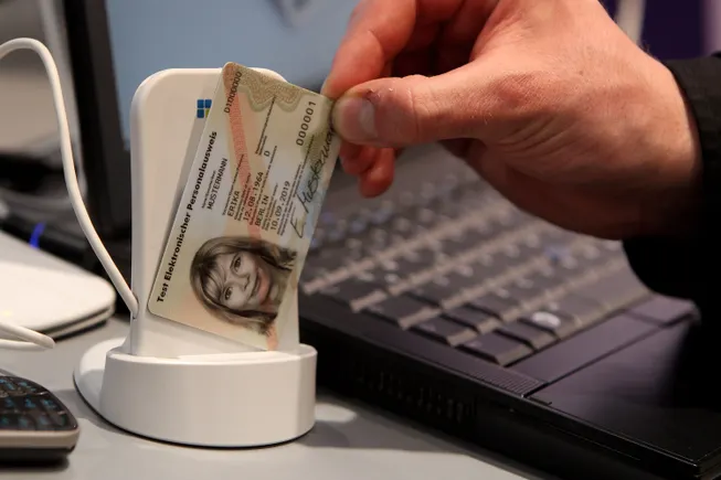 Discover pitches identity theft protection services beyond cardholders ...