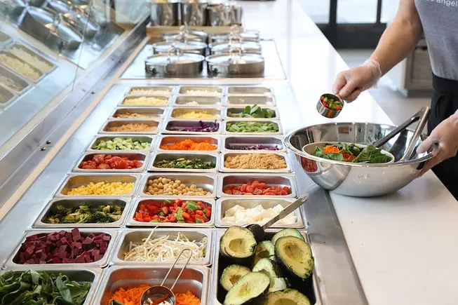 Sweetgreen's new store layout eliminates assembly line | Restaurant Dive