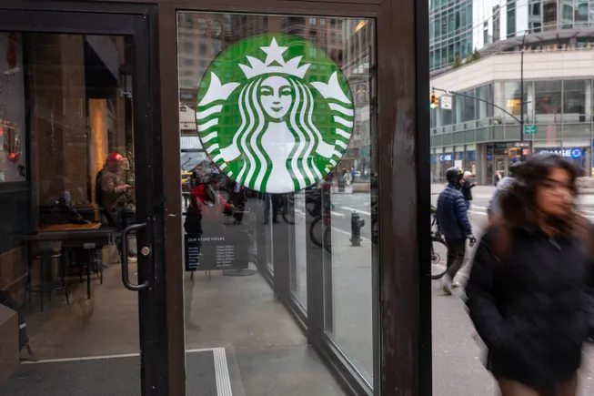Starbucks incentivizes cost-cutting goal with exec bonuses | Restaurant ...