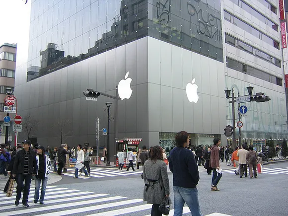 Apple says store theft not a top worry | Retail Dive
