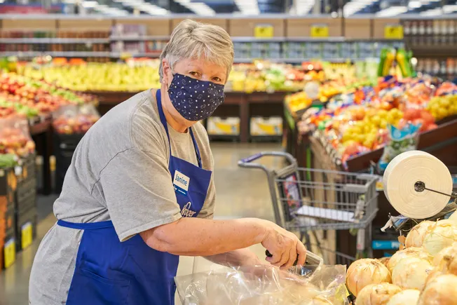 Kroger to pay workers $100 to get COVID-19 shots | HR Dive