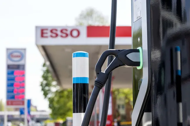 Battery-assisted EV chargers offer a third option for c-stores | C ...