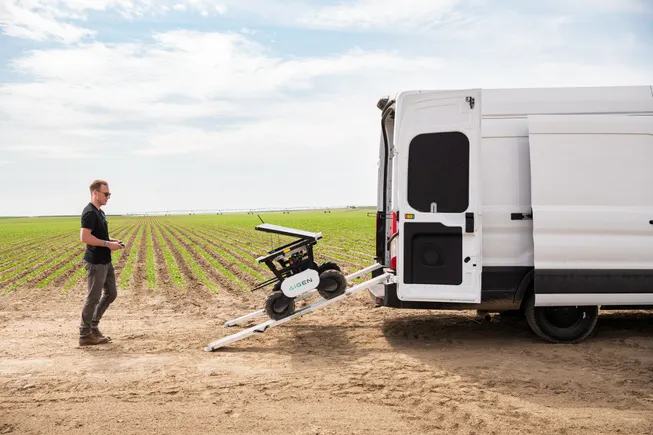 This solar-powered robot weeds crops using AI | Agriculture Dive