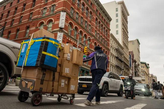 UPS, FedEx discounts heat up, but shipping costs still surging | Supply ...