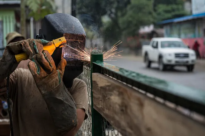 Bechtel opens welding tech innovation, training center | Construction Dive