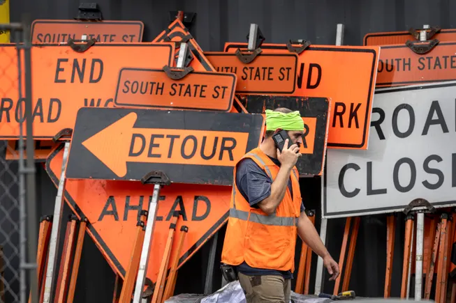 Job openings remain flat | Construction Dive