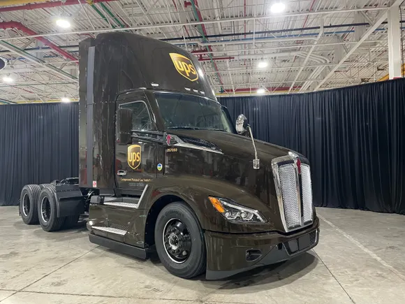 UPS takes delivery of Kenworth’s first 15-liter, CNG-fueled truck ...