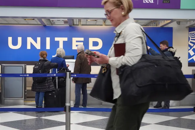 United Airlines changes loyalty program with ‘carrot, stick’ approach ...