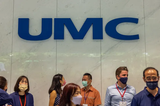 Intel, UMC to collaborate on chip fabs | Manufacturing Dive